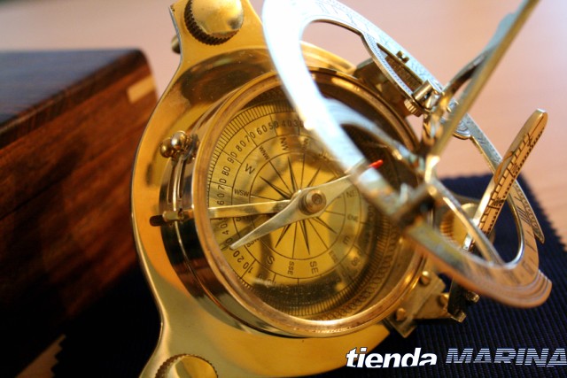 Reloj solar con brújula B641